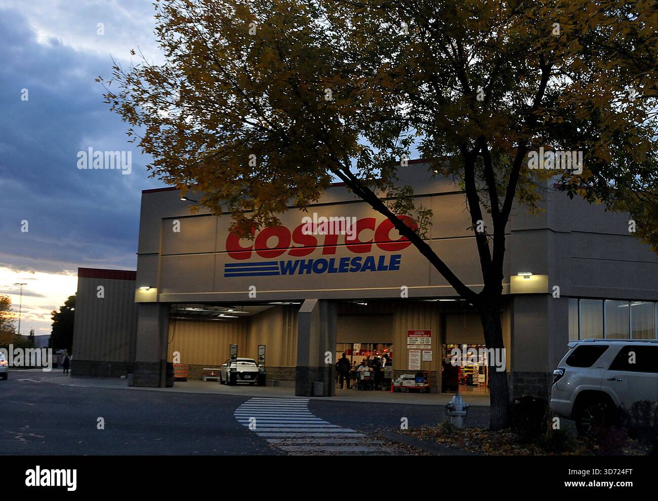 CLARKSTON/WASHINGTON//USA / 04.October 2019 /Costco wholesale store in ...