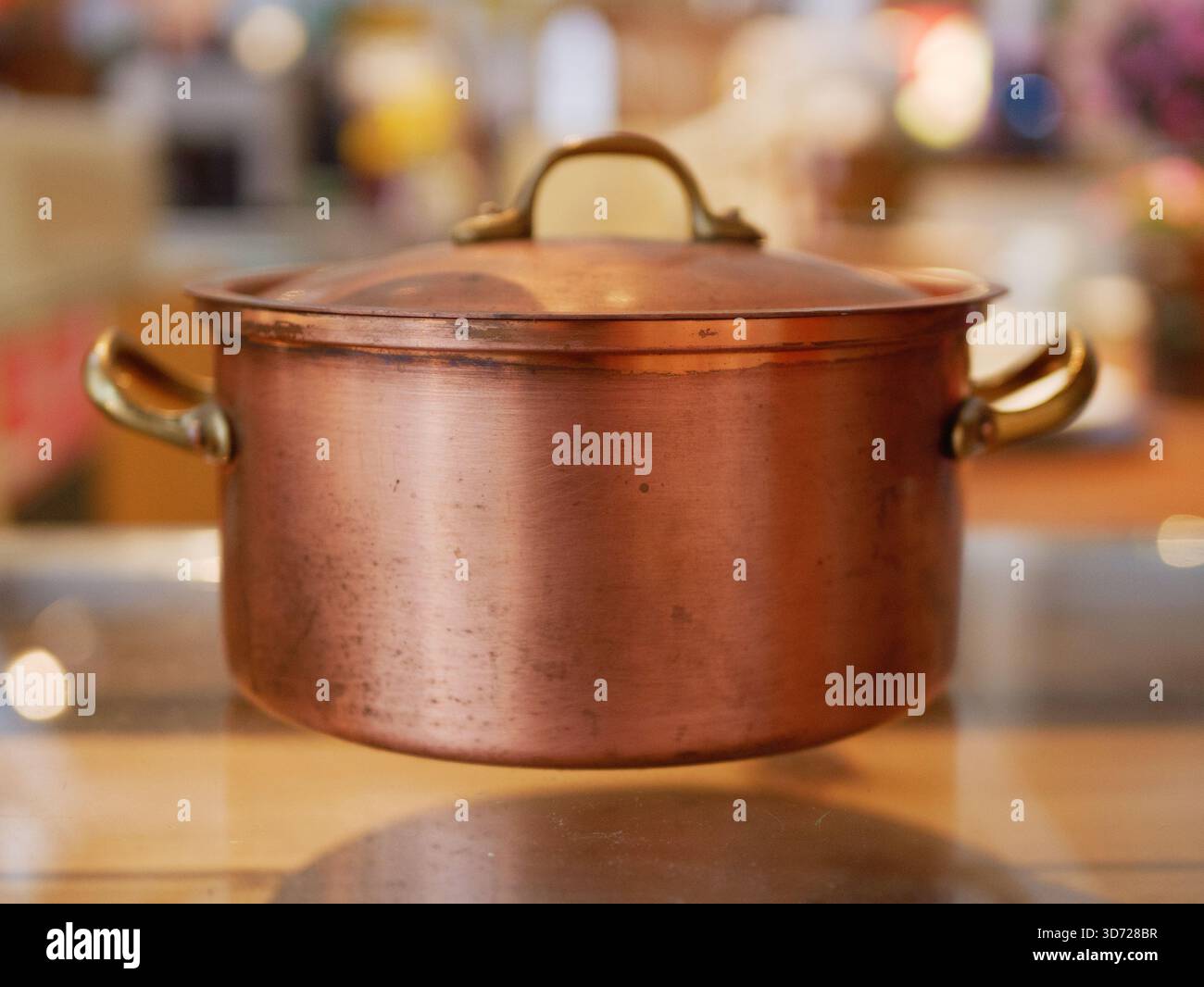 Copper cookware displays hi-res stock photography and images - Alamy