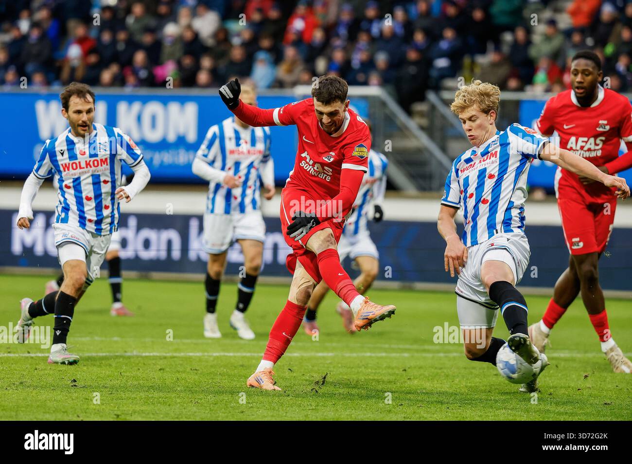 HEERENVEEN - Troy Parrott of AZ Alkmaar scores 2-1 during the Dutch ...
