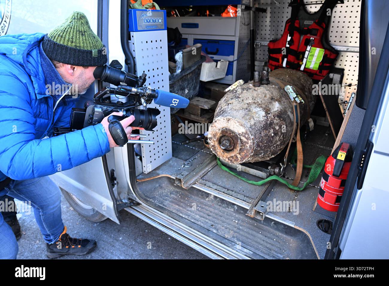 23 November 2025, Bavaria, Munich: The defused bomb lies in a vehicle ...