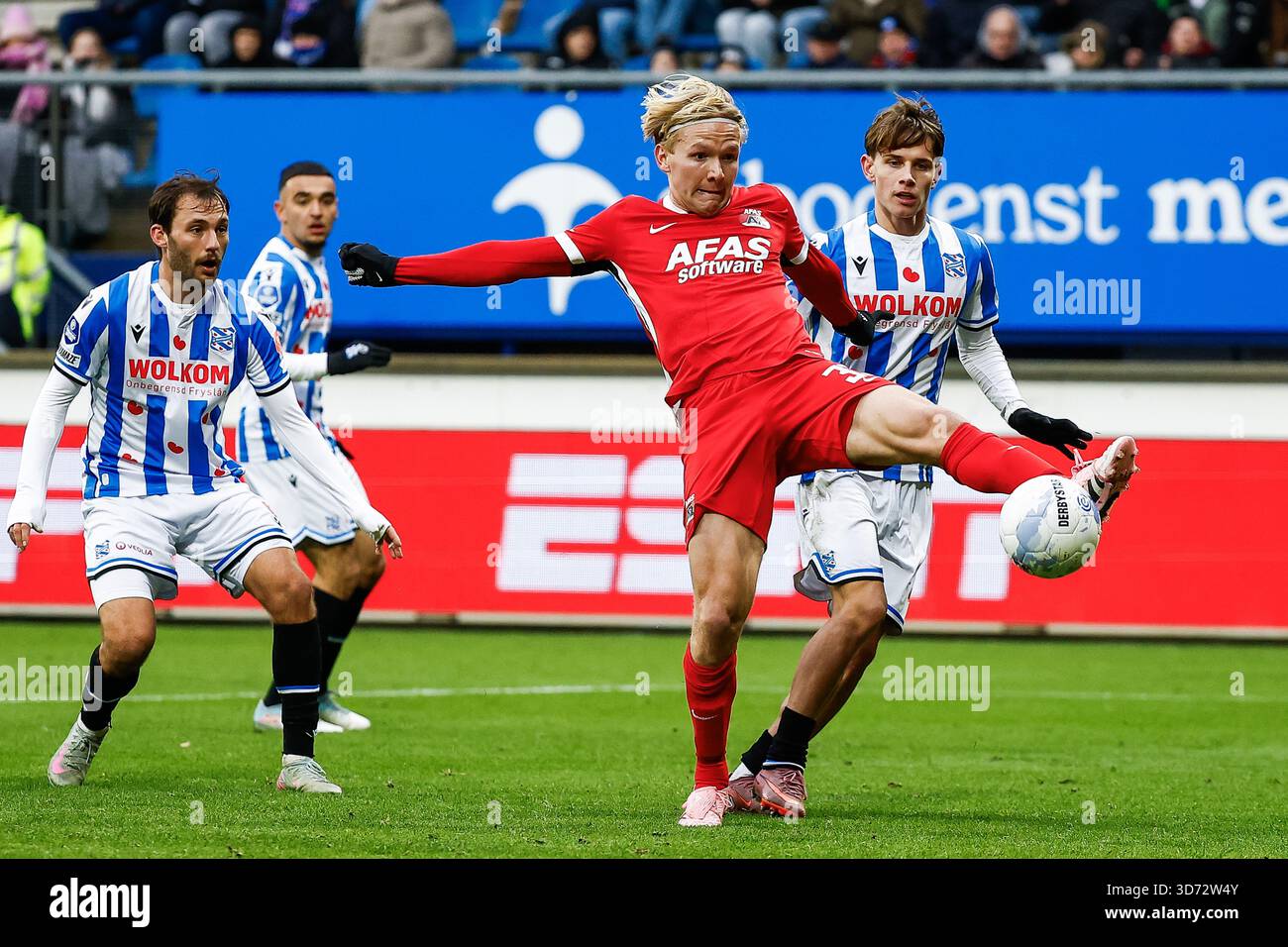 HEERENVEEN - Matej Sin of AZ Alkmaar, Oliver Braude of SC Heerenveen (l ...