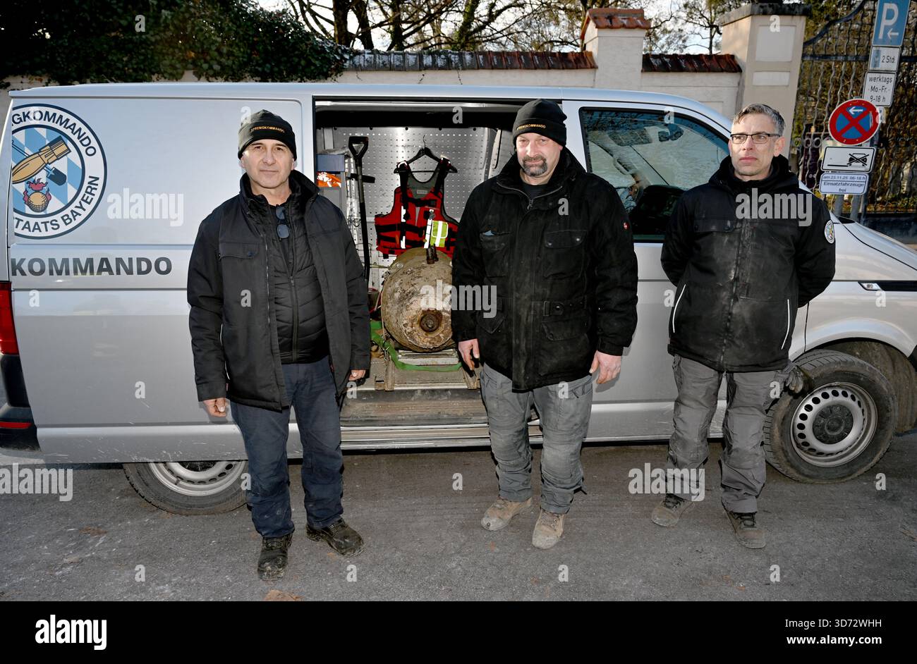 23 November 2025, Bavaria, Munich: The defusing team Usam Bach (l-r ...
