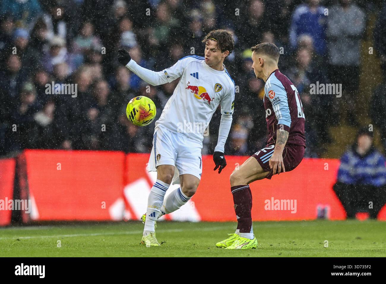 Brenden Aaronson of Leeds United controls the ball during the Premier ...