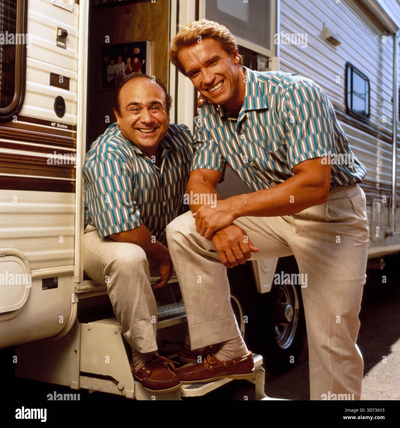 DANNY DEVITO and ARNOLD SCHWARZENEGGER in TWINS (1988), directed by ...