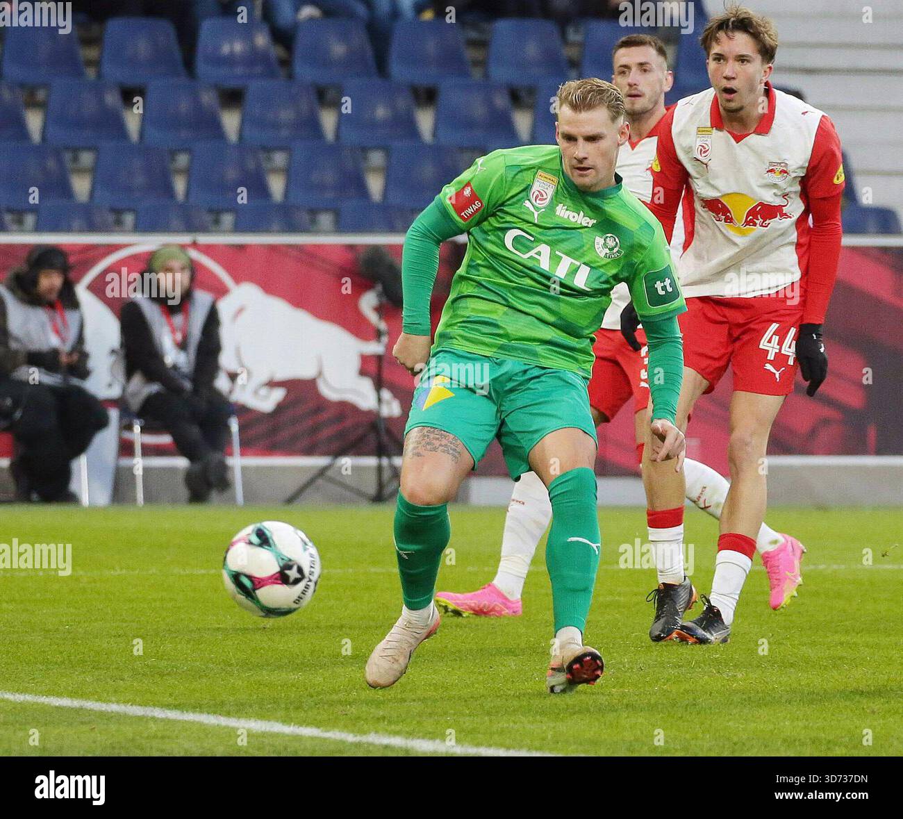 ABD0126 20251123 - SALZBURG - ÖSTERREICH: Nikolai Baden Frederiksen (WSG/li) erzielt den Treffer ...