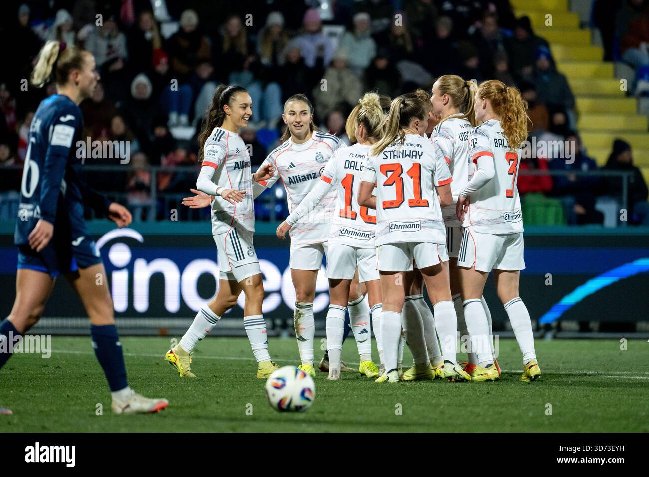 Natalia Padilla (FC FC Bayern Munich, #23), Katharina Naschenweng (FC FC Bayern Munich, #19 ...
