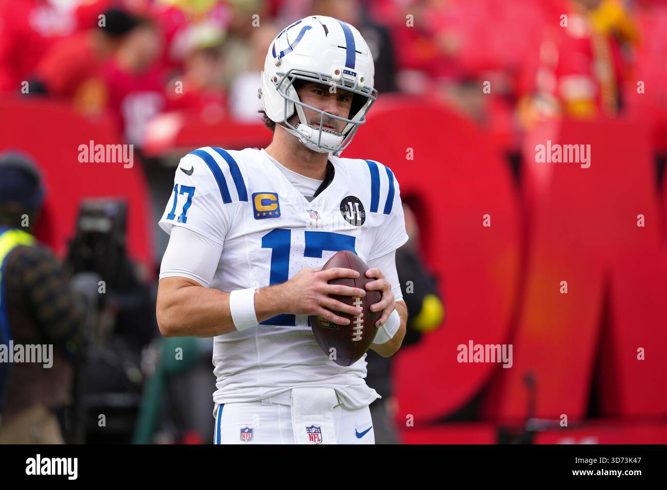 Indianapolis Colts quarterback Daniel Jones (17) warms up before an NFL ...