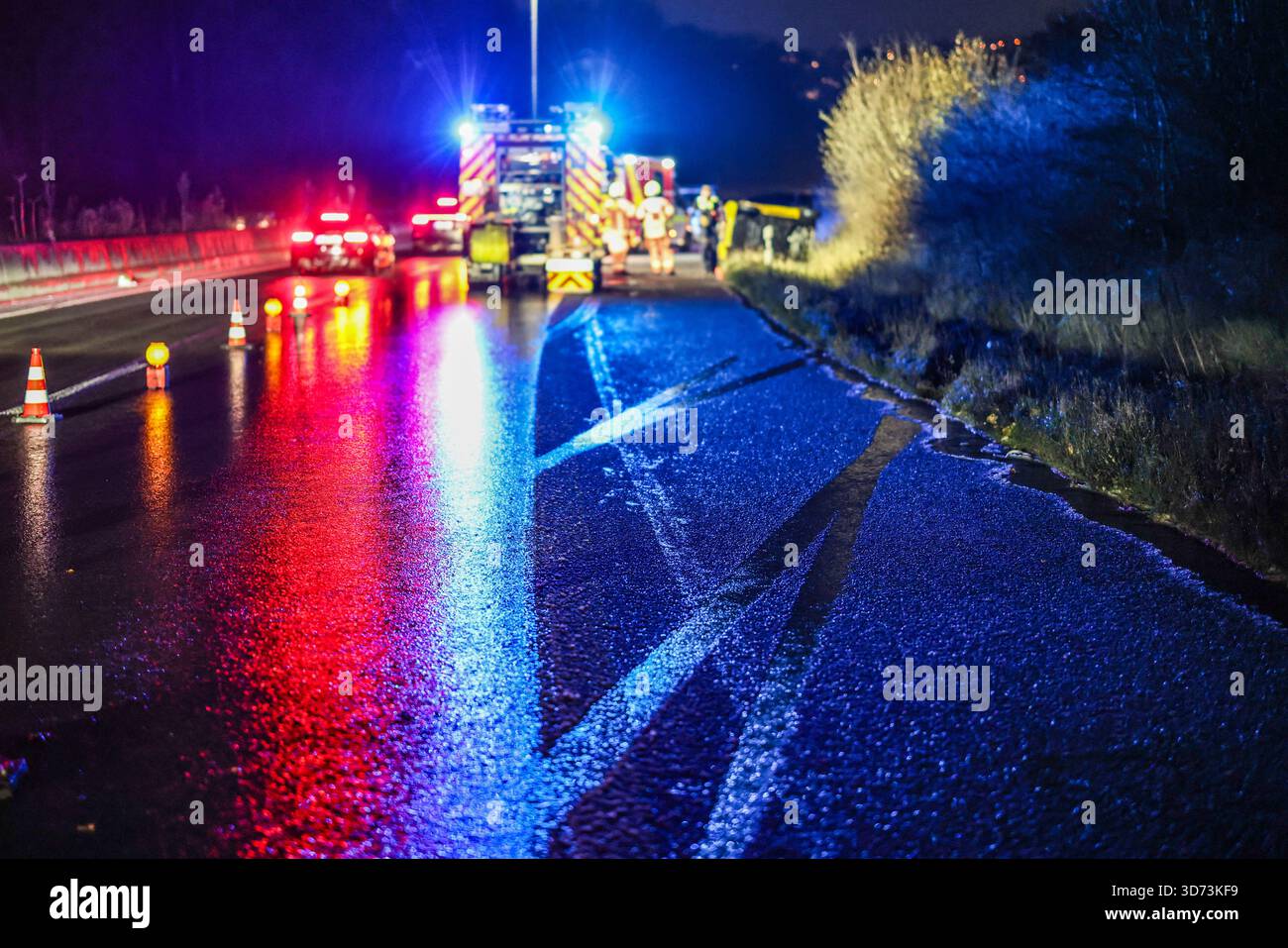 23 November 2025, North Rhine-Westphalia, Essen: Ruts can be seen on ...