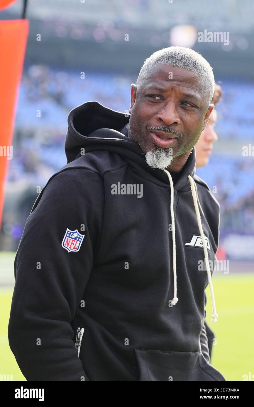 New York Jets head coach Aaron Glenn walks onto the field before an NFL ...