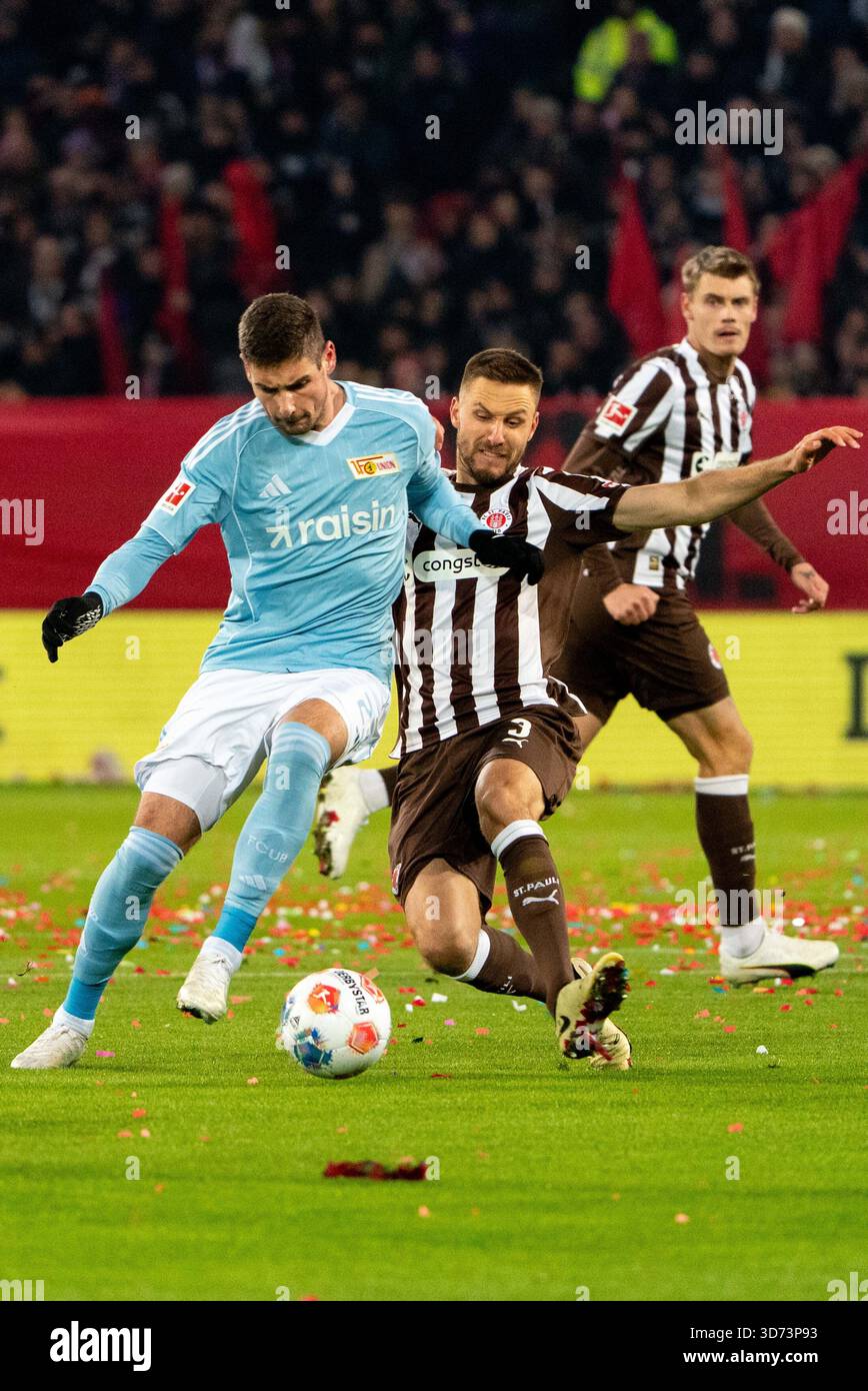 Karol Mets (FC St. Pauli Hamburg, #03) in a duel, fight for the ball ...