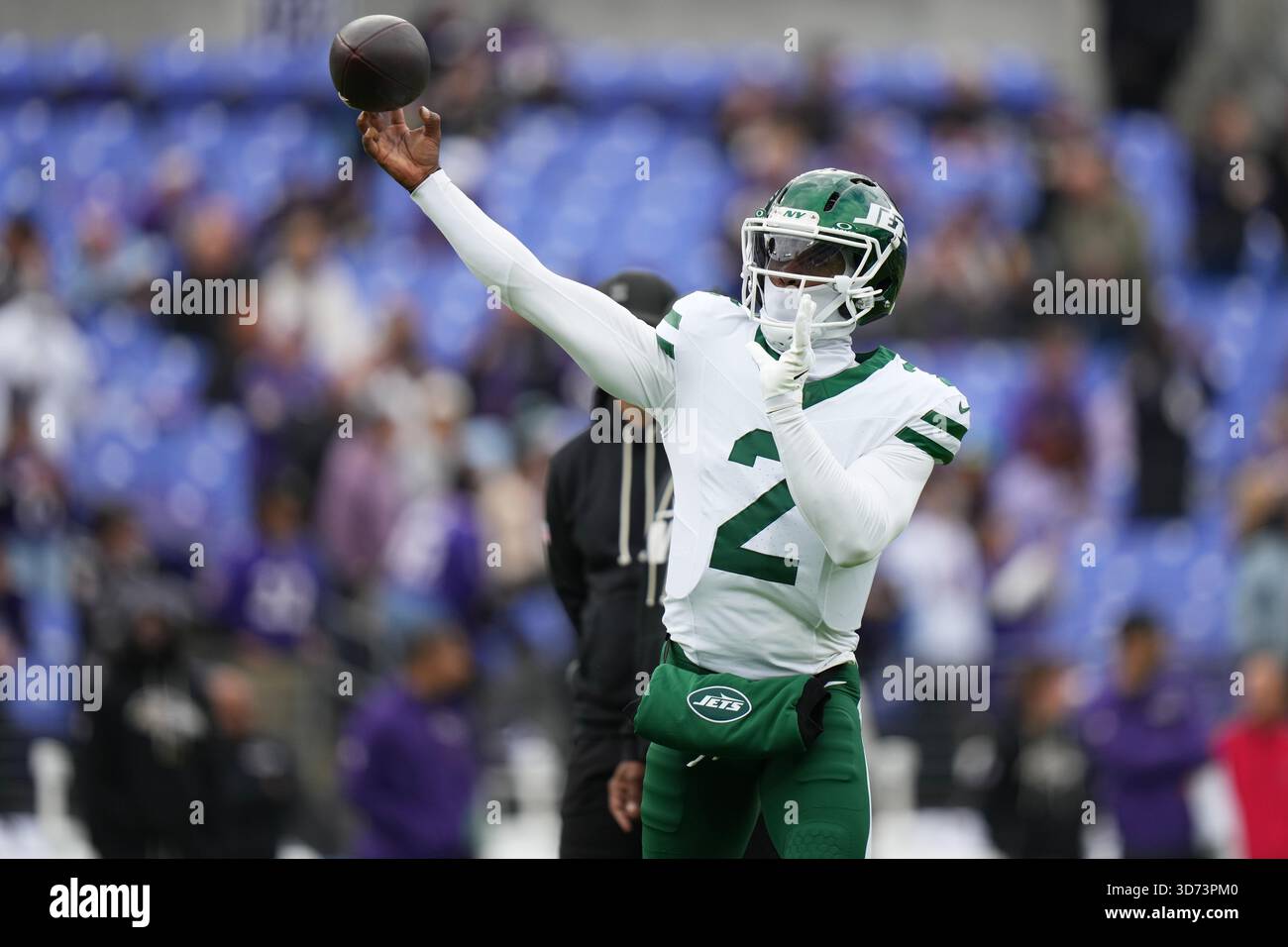 New York Jets quarterback Tyrod Taylor (2) throws before an NFL ...