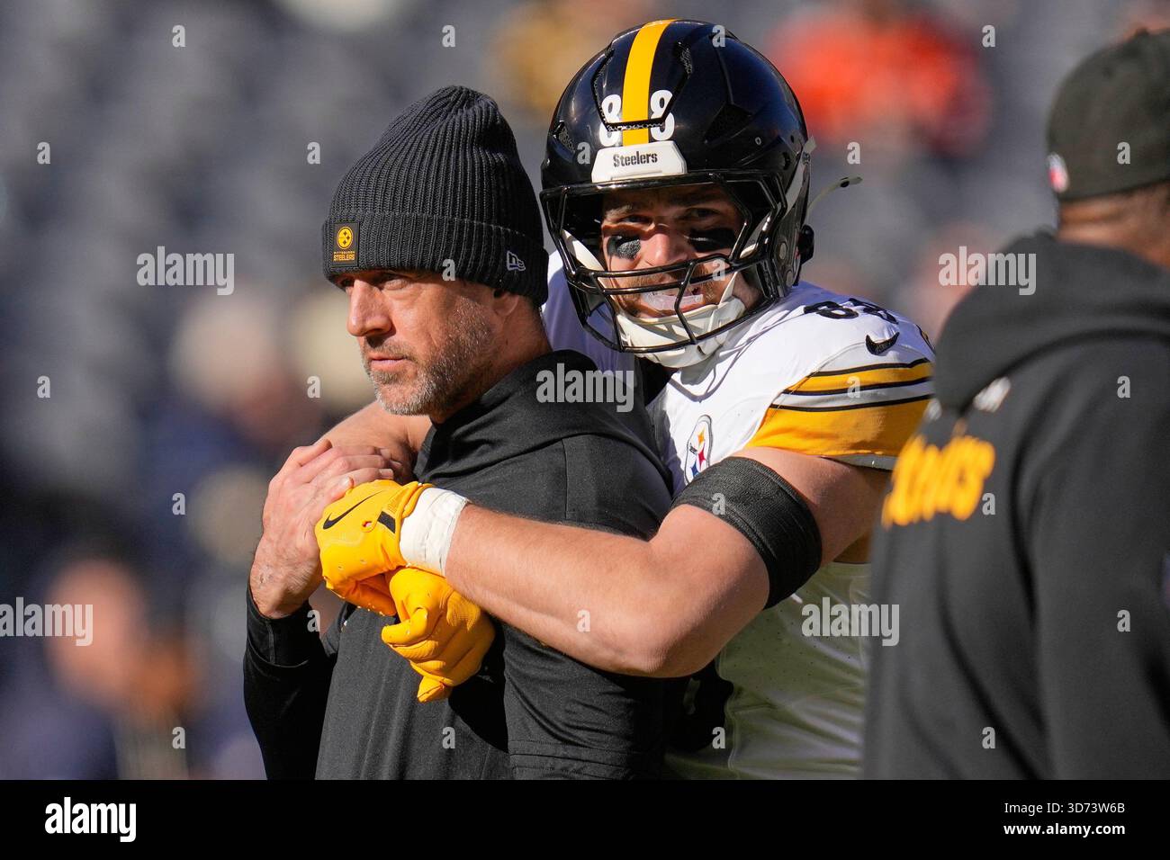 Pittsburgh Steelers quarterback Aaron Rodgers, left, gets a hug from ...