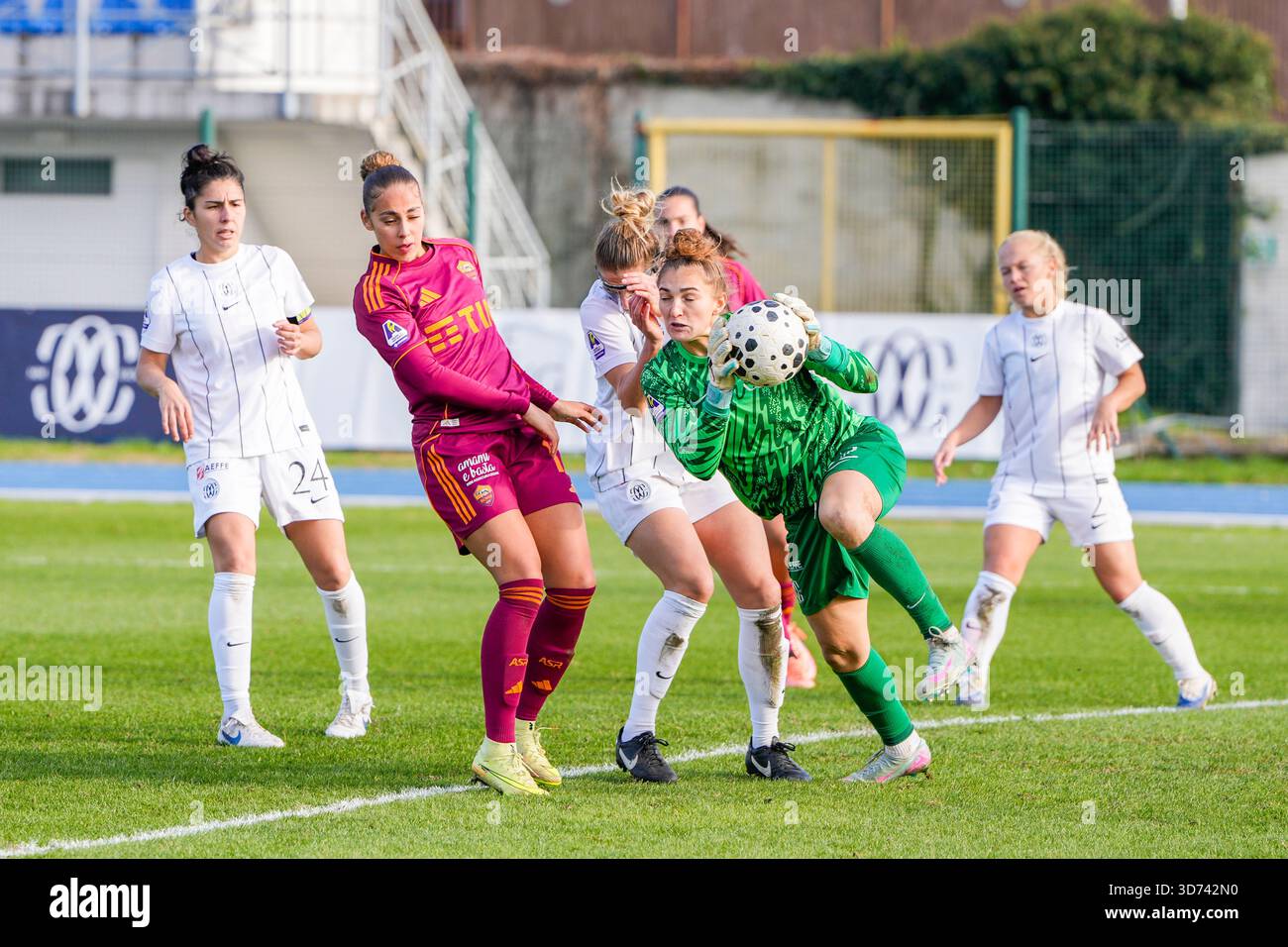 COMO, ITALY - NOVEMBER 23: Goalkeeper Astrid Gilardi of FC Como R ...