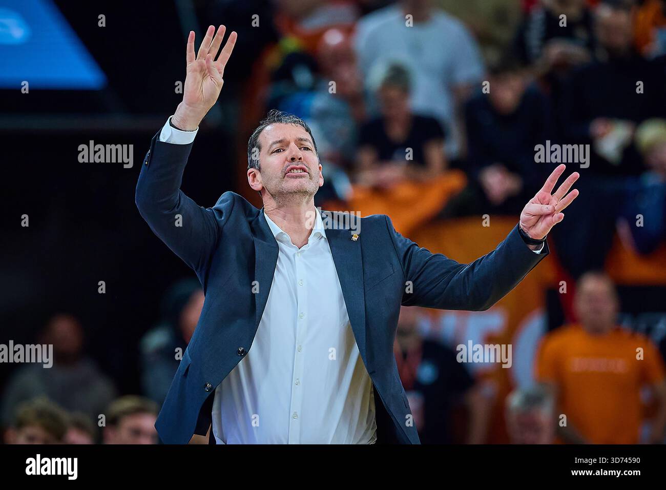 Ty Harrelson (ratiopharm ulm, Head Coach) zeigt an, gestikuliert GER ...