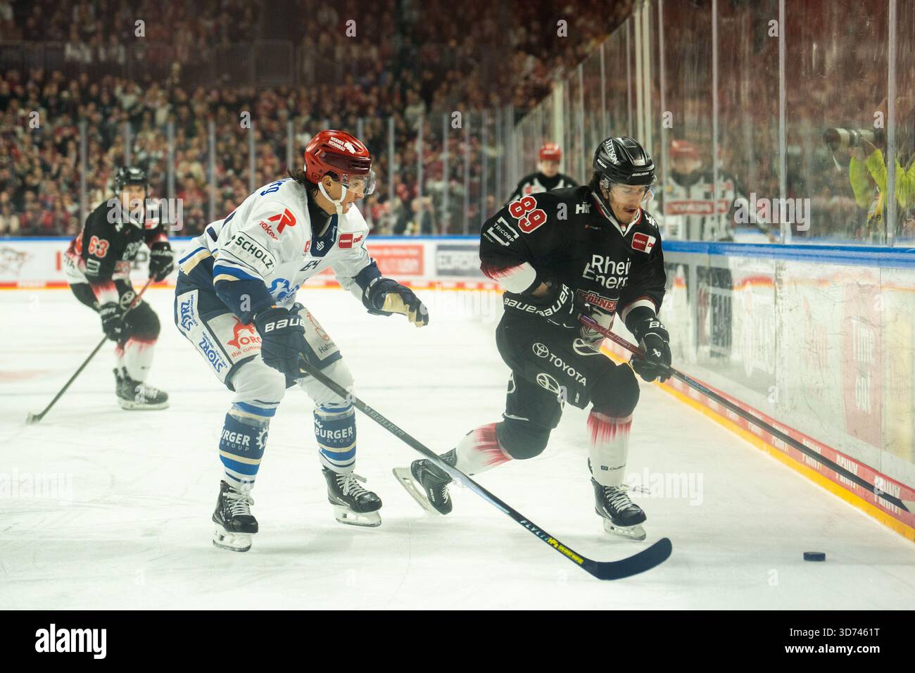 Boaz Bassen (Schwenningen Wild Wings, #64) in duel with Gregor MacLeod ...