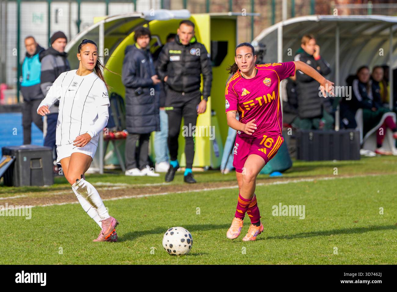 COMO, ITALY - NOVEMBER 23: Matilde Pavan of FC Como Women L) against ...