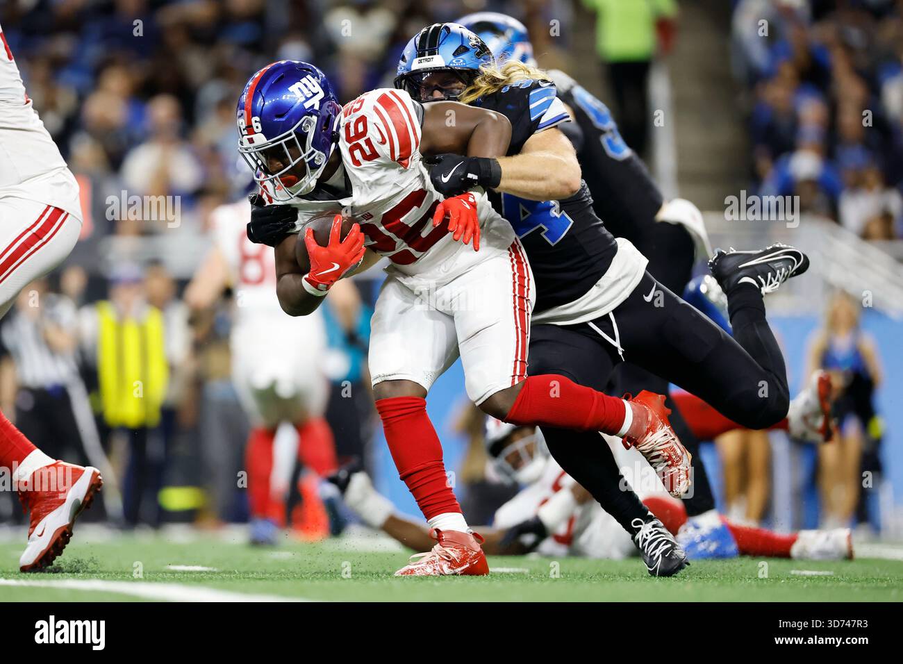 New York Giants running back Devin Singletary (26) runs against the ...