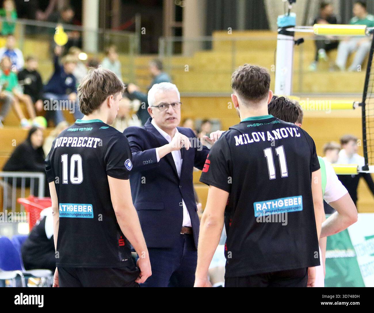 in the middle coach Mircea DUDAS (Haching), in conversation with two ...