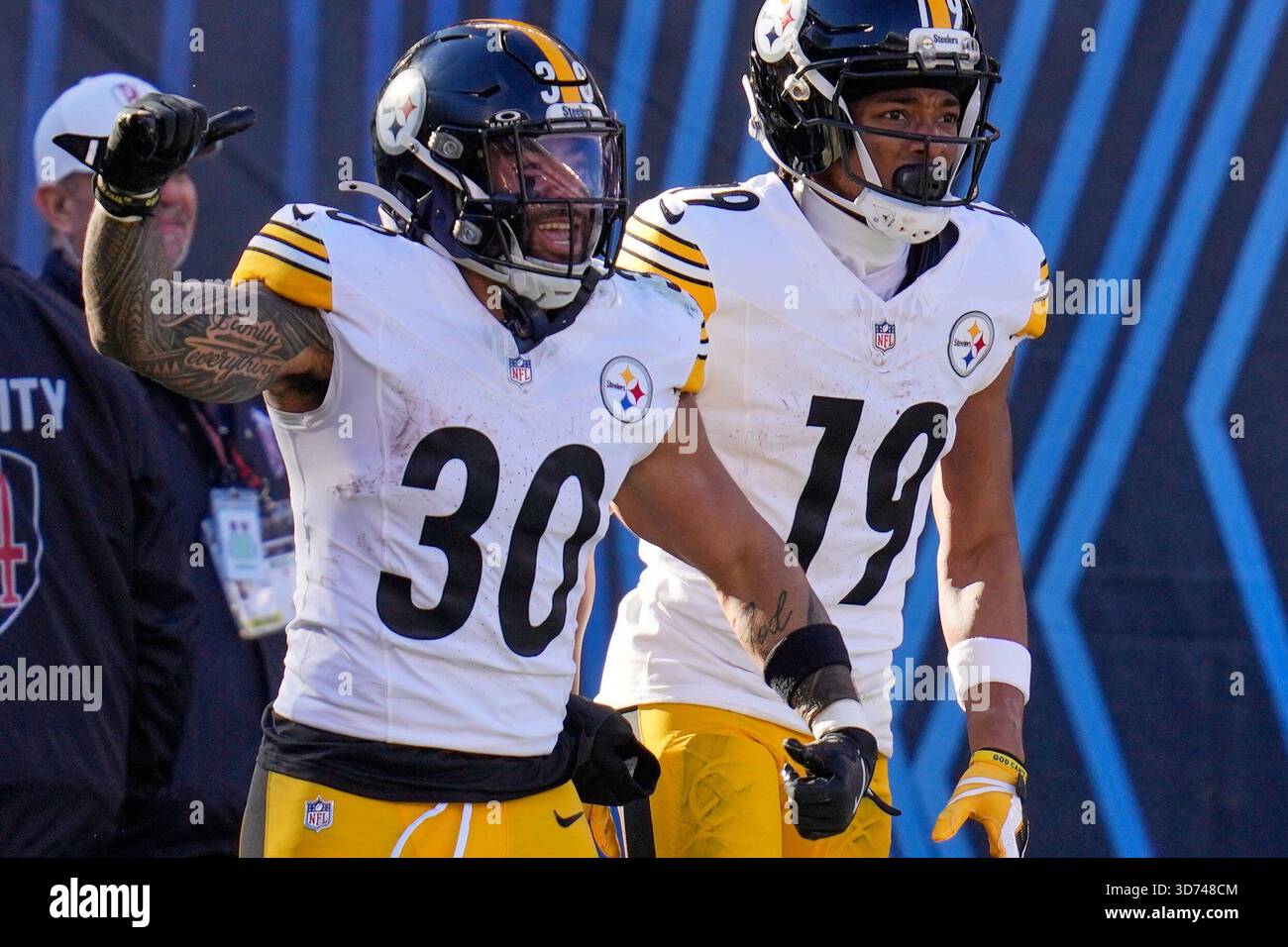 Pittsburgh Steelers running back Jaylen Warren (30) celebrates his ...