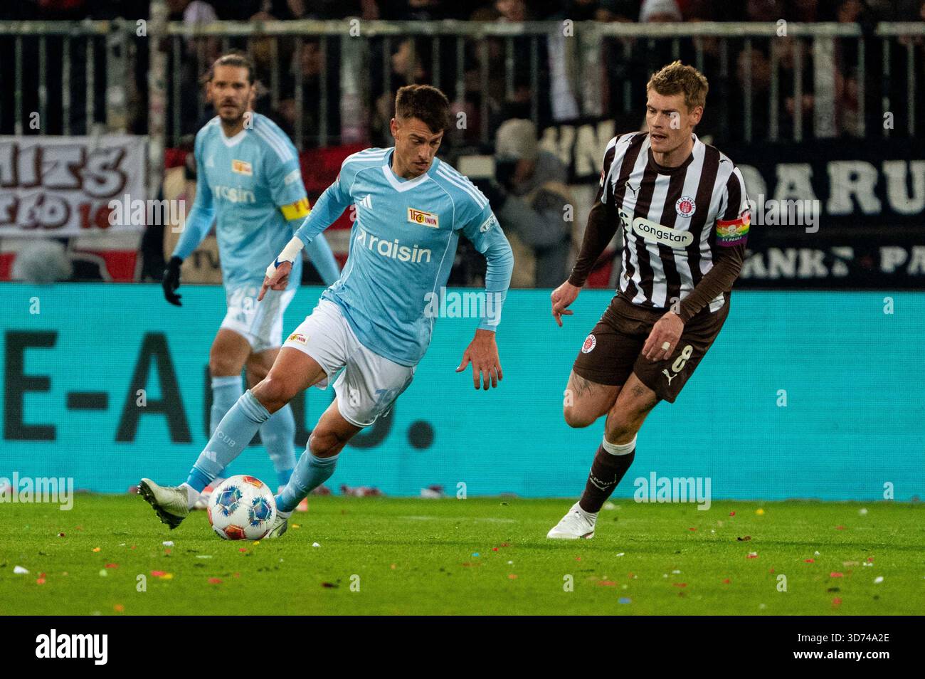 Janik Haberer (1. Union Berlin, #19) dribbling against Eric Smith (FC ...