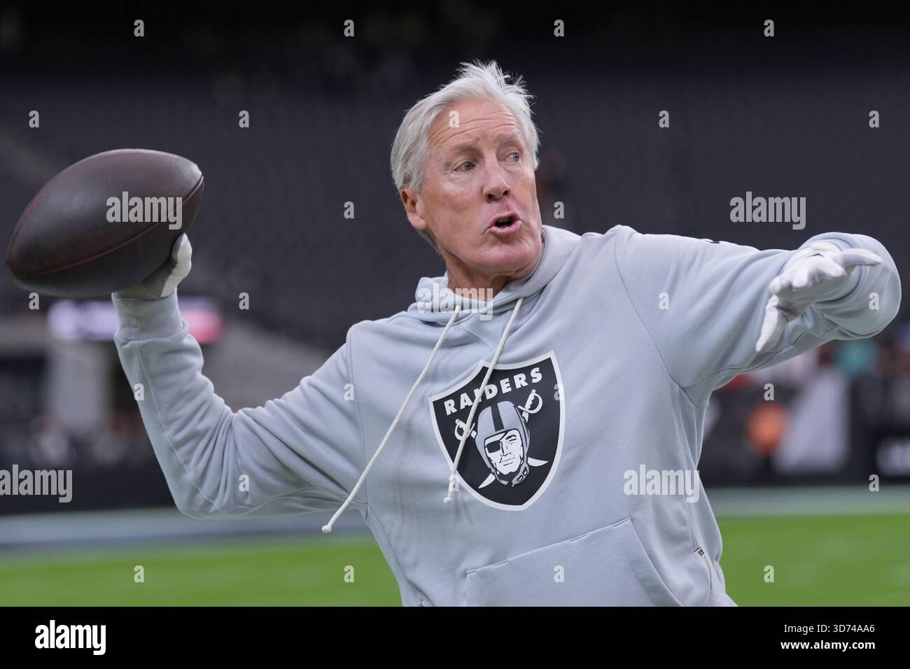 Las Vegas Raiders head coach Pete Carroll before an NFL football game ...