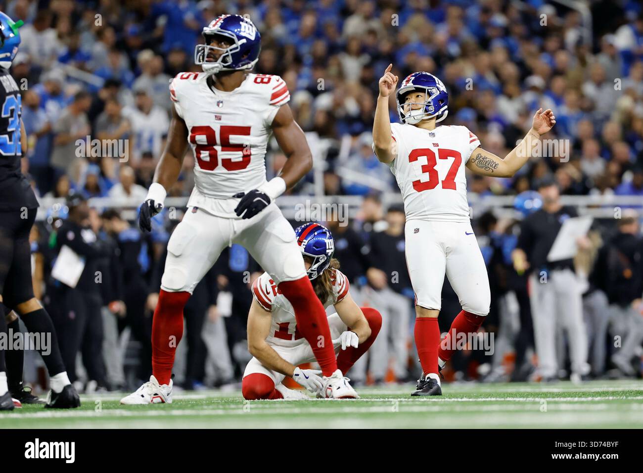 New York Giants place kicker Younghoe Koo (37) reacts after his field ...