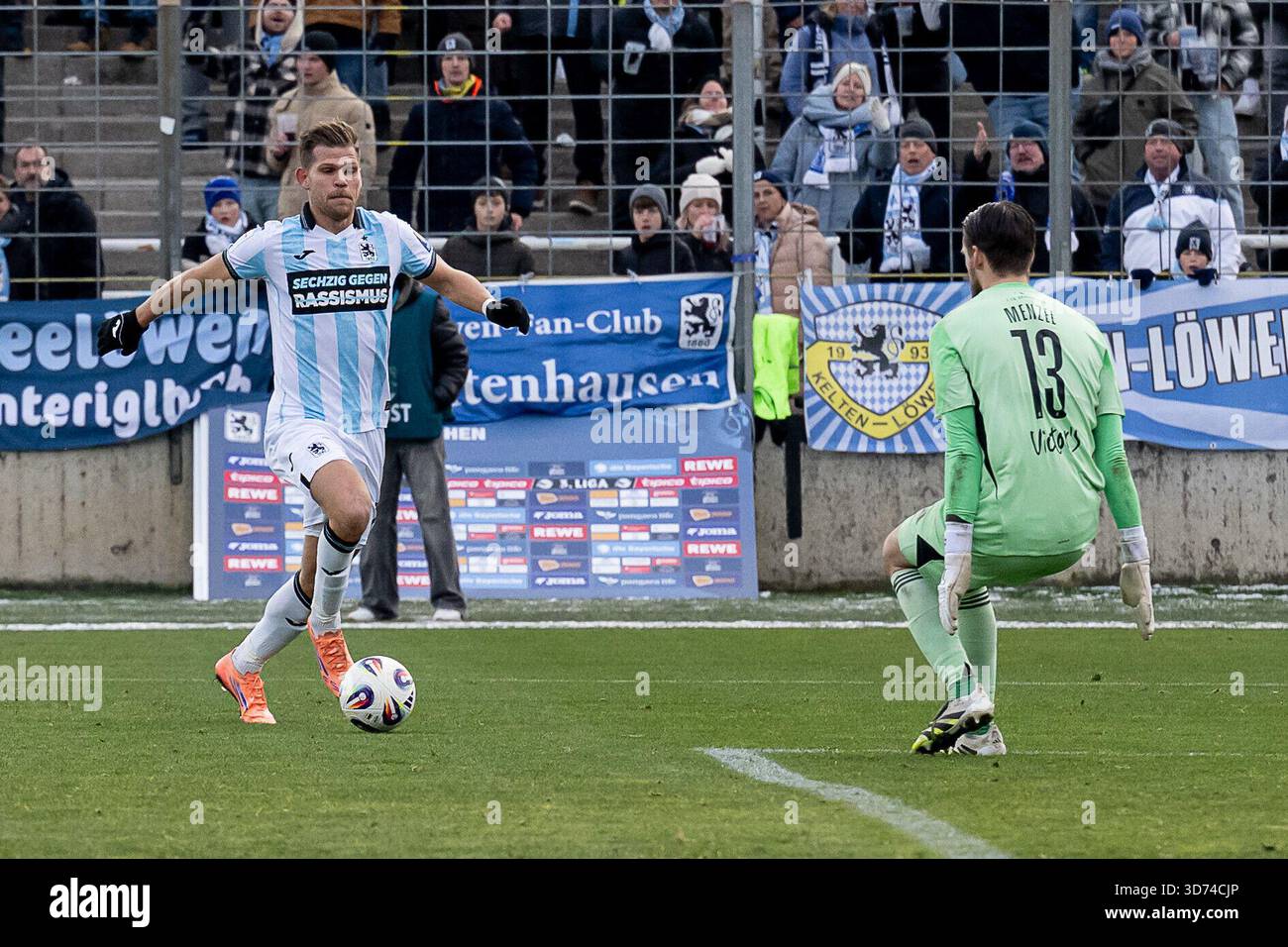 Florian Niederlechner (TSV Munich 1860, #07) against Phillip Menzel ...