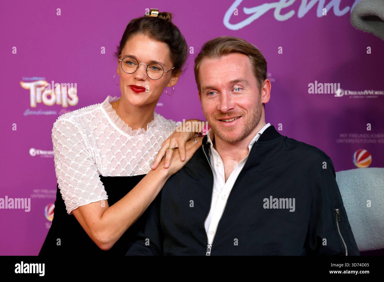 Schauspieler Samuel Koch und seine Ehefrau Sarah Elena Timpe bei der ...