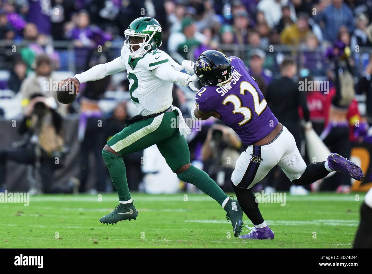 New York Jets quarterback Tyrod Taylor (2) tries to break a tackle by ...