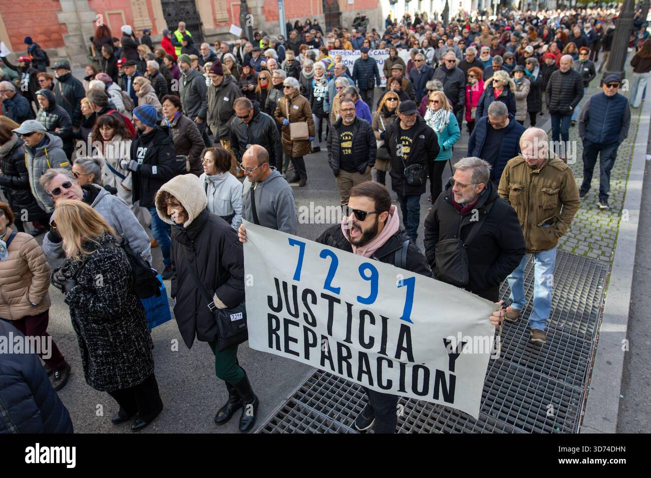 Madrid, Spain. 22nd Nov, 2025. Demonstration organized by the Nursing ...