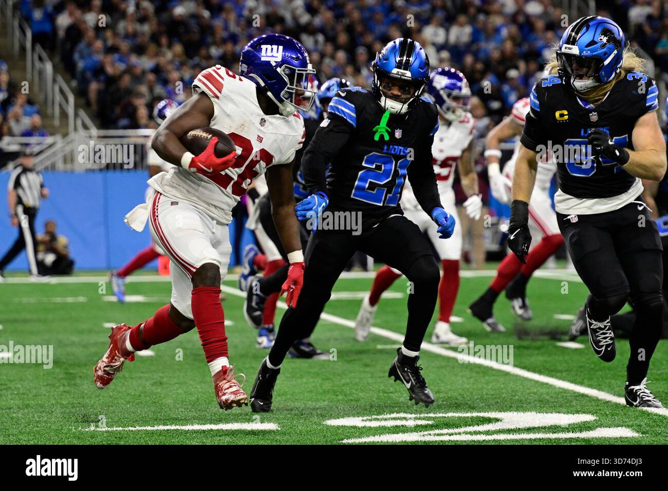DETROIT, MI - NOVEMBER 23: New York Giants Running Back Devin ...