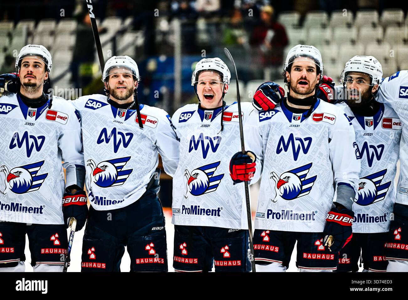 Cheering, joy at Yannick Proske (Adler Mannheim, #27) Hayden Shaw ...