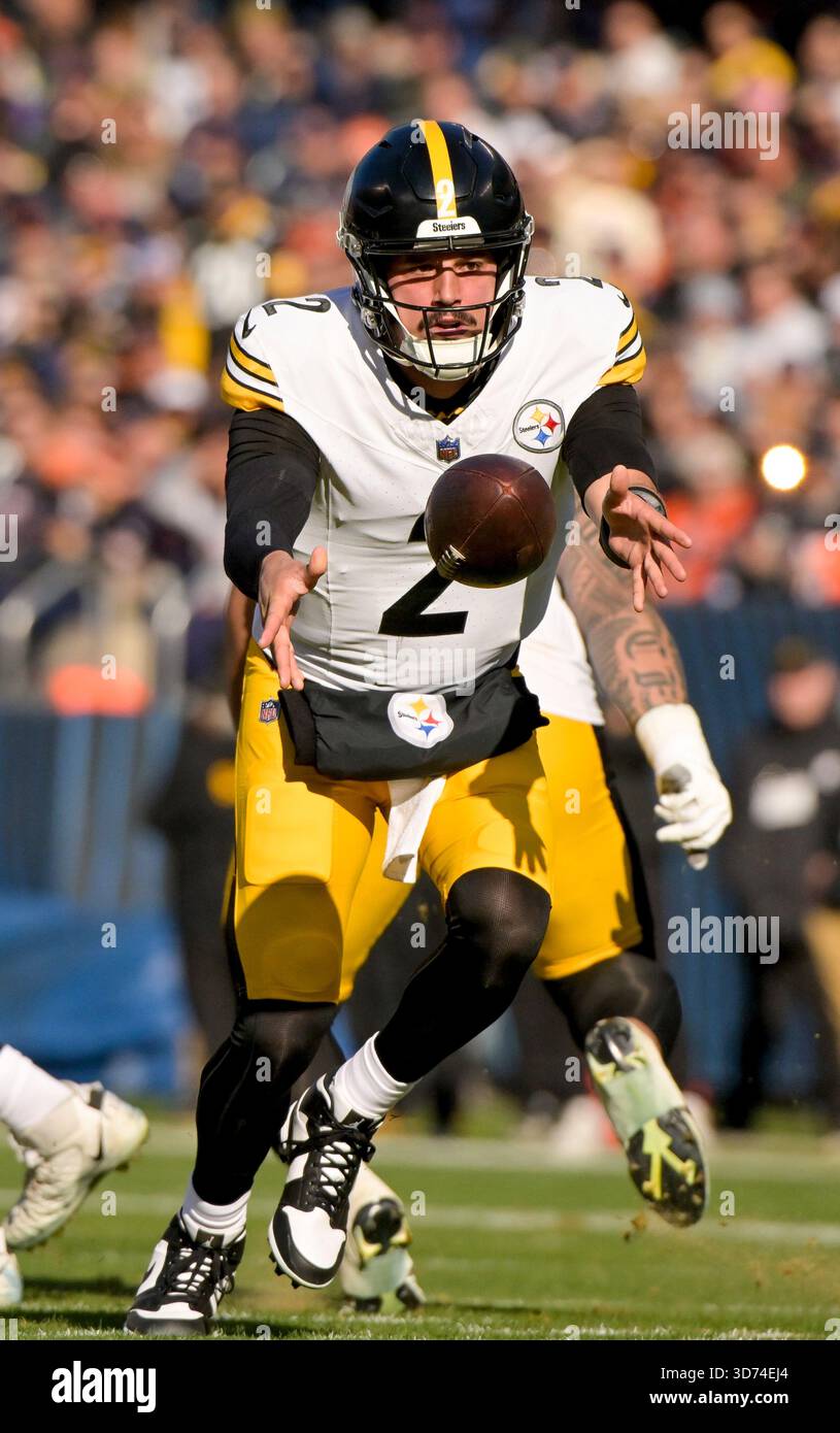 Pittsburgh Steelers quarterback Mason Rudolph (2) hands off the ball ...
