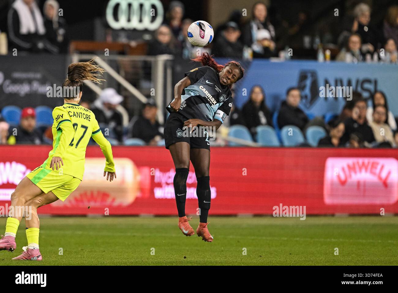 NJ/NY Gotham FC defender Mandy Freeman (22) heads the ball during the ...