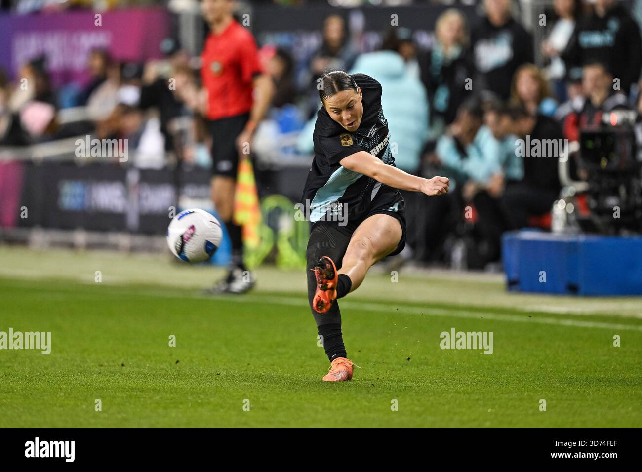 NJ/NY Gotham FC defender Lilly Reale (4) crosses the ball during the ...