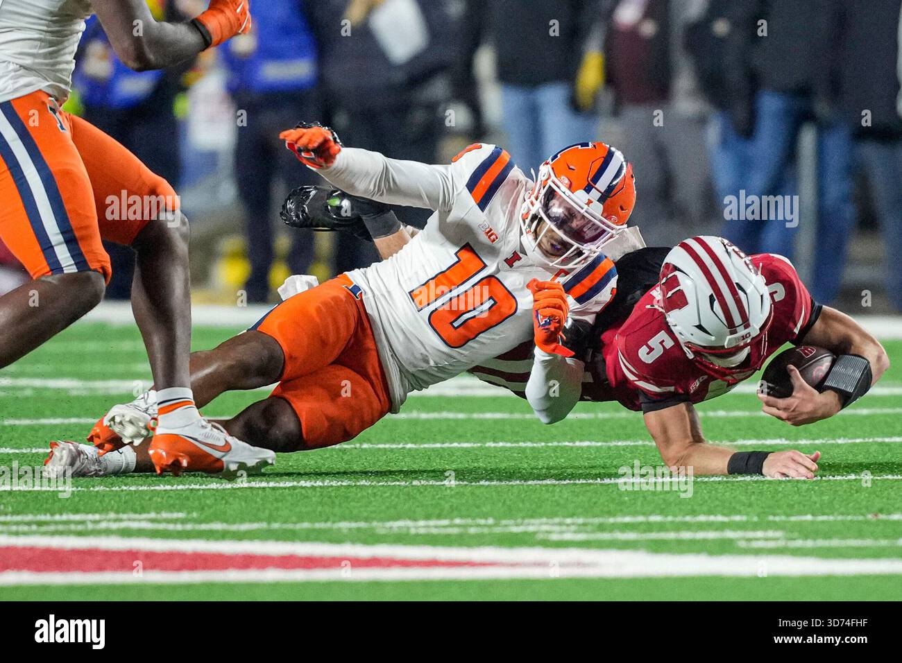 Illinois defensive back Miles Scott (10) against Wisconsin quarterback ...
