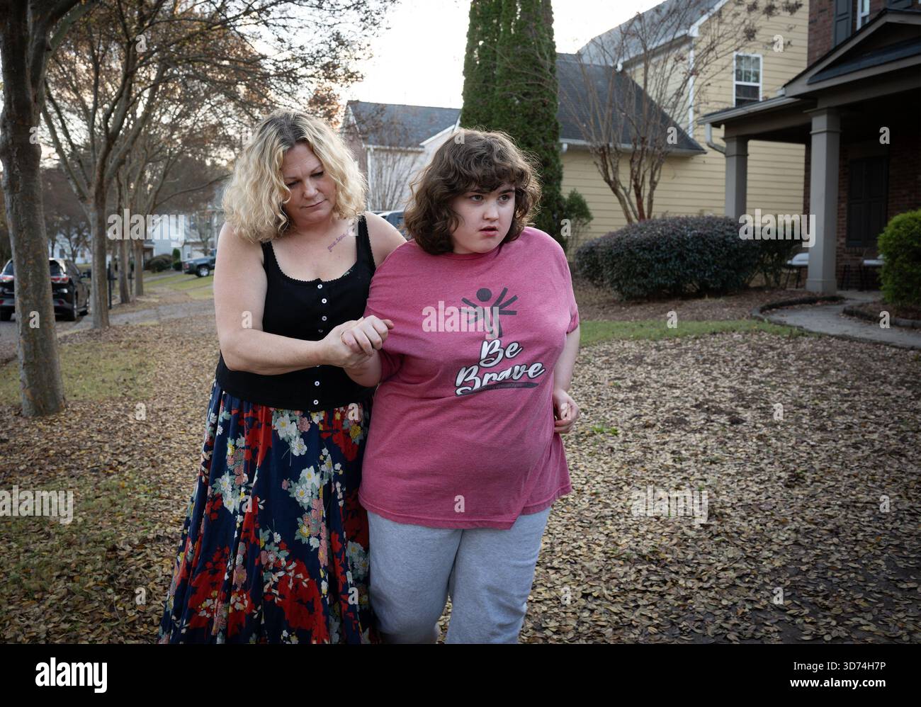Canton, Georgia, USA. 22nd Nov, 2025. Corey Lowe steadies her non ...