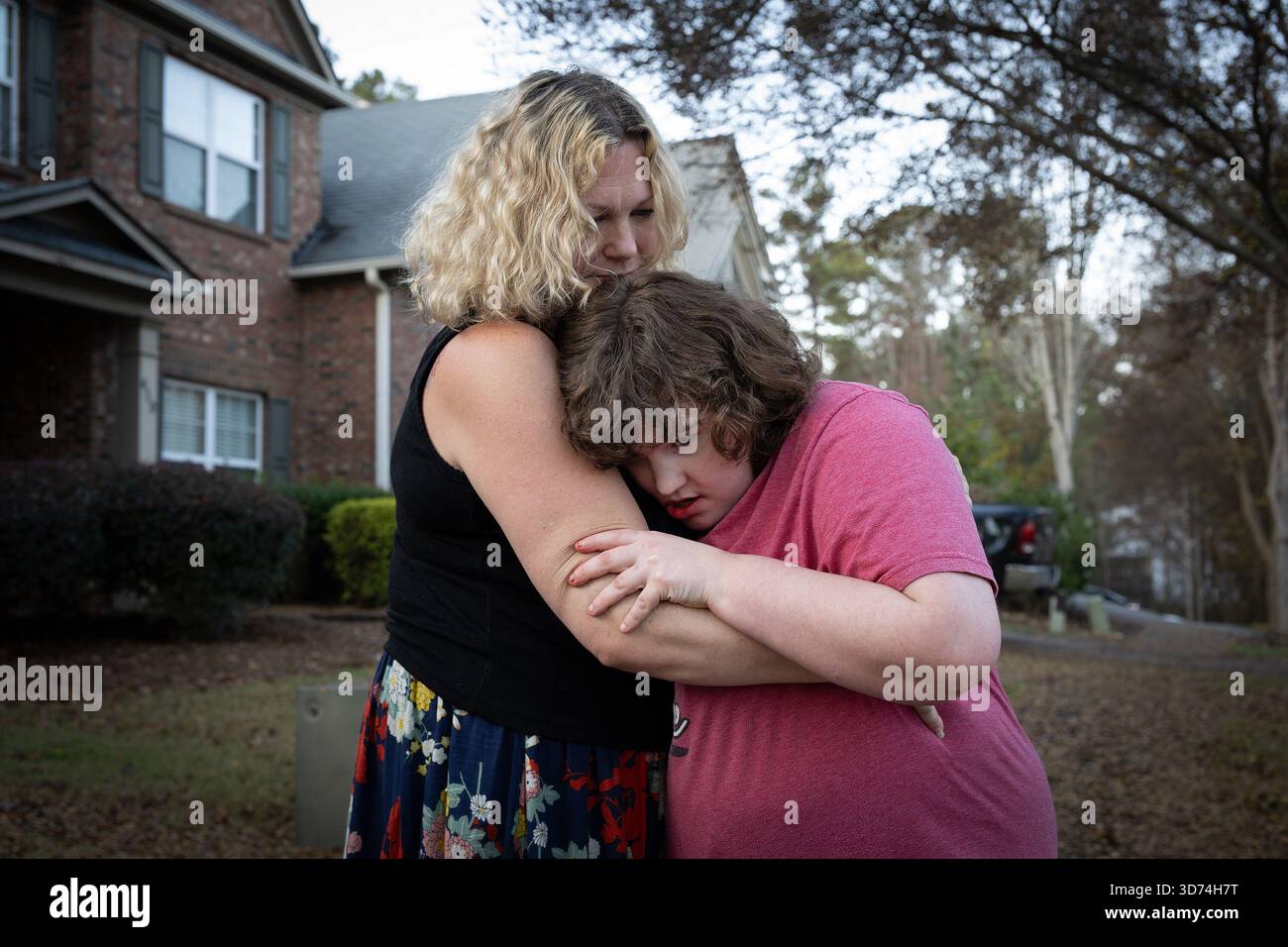 Canton, Georgia, USA. 22nd Nov, 2025. Corey Lowe steadies her non ...