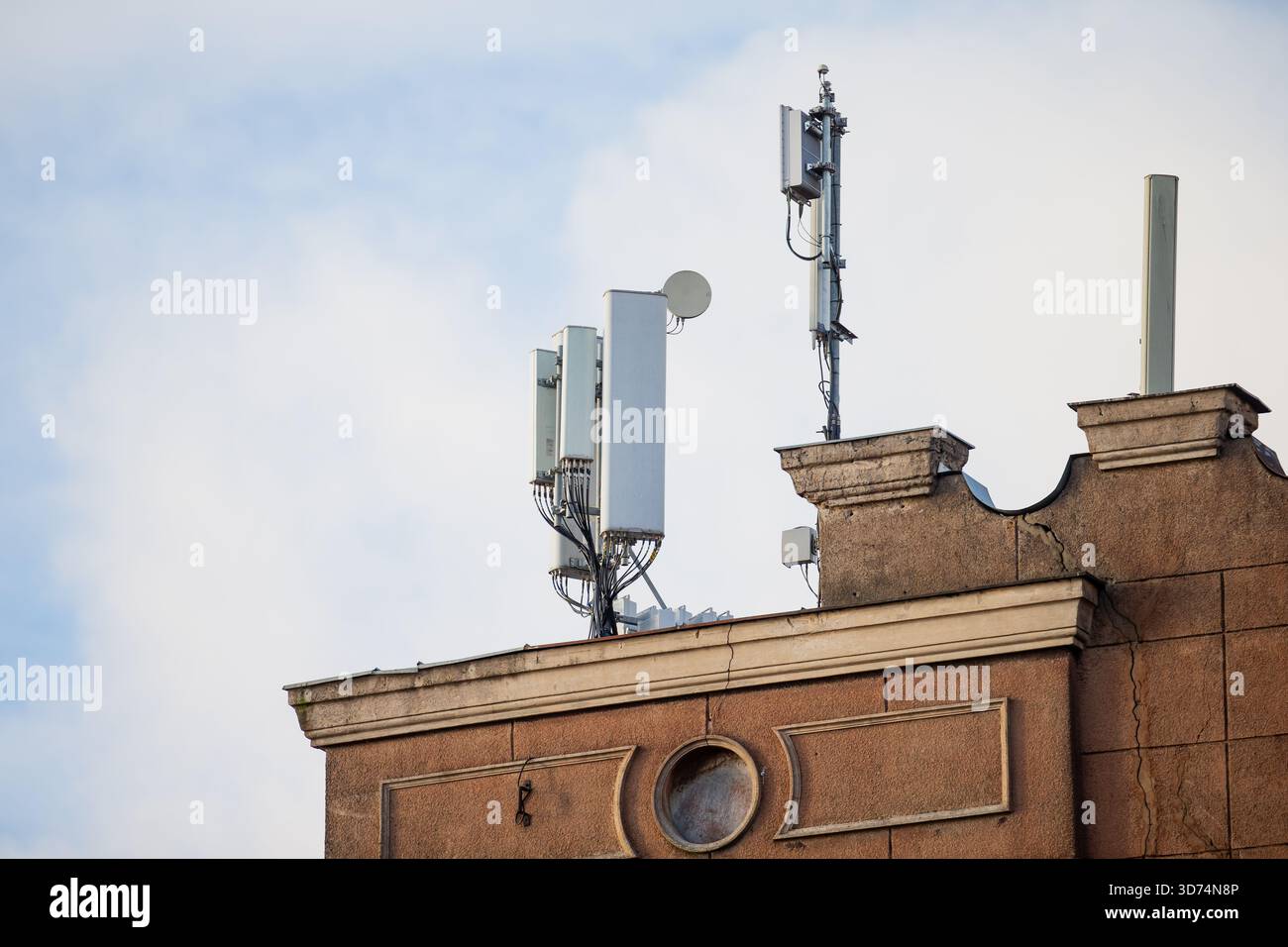 Rooftop building antenna city edge hi-res stock photography and images ...