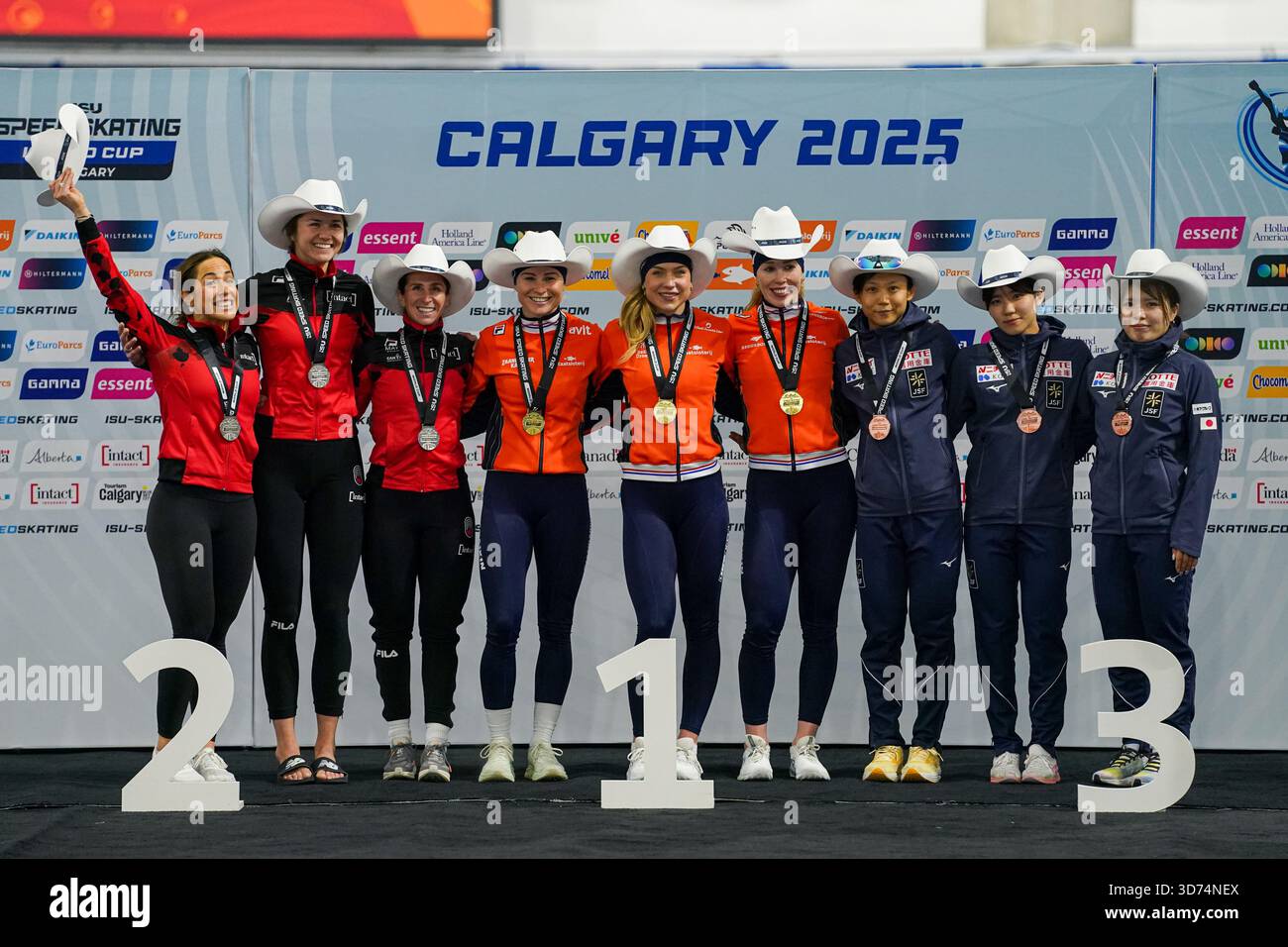 CALGARY, CANADA - NOVEMBER 23: Isabelle Weidemann of Canada, Valerie ...