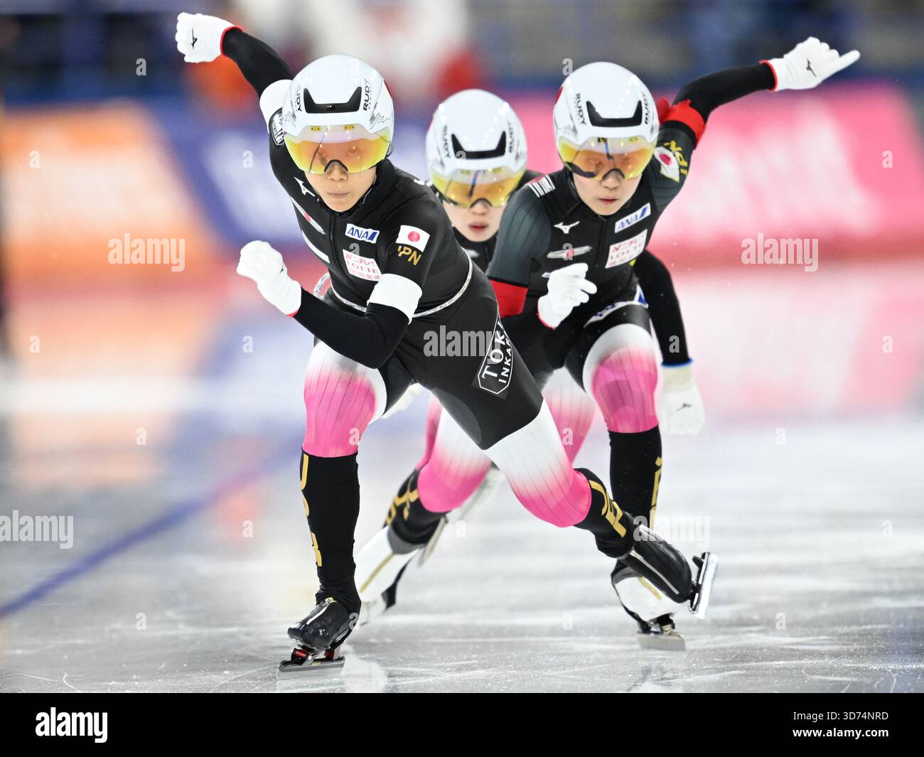 Team Japan competes in the women's team pursuit at the ISU Speed ...
