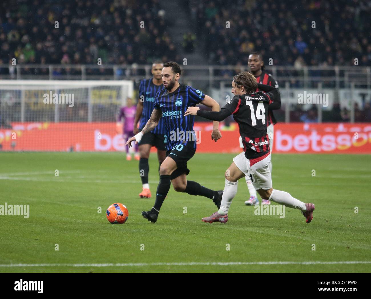 Hakan Calhanoglu of FC Inter and Luka Modric of AC Milan during the ...