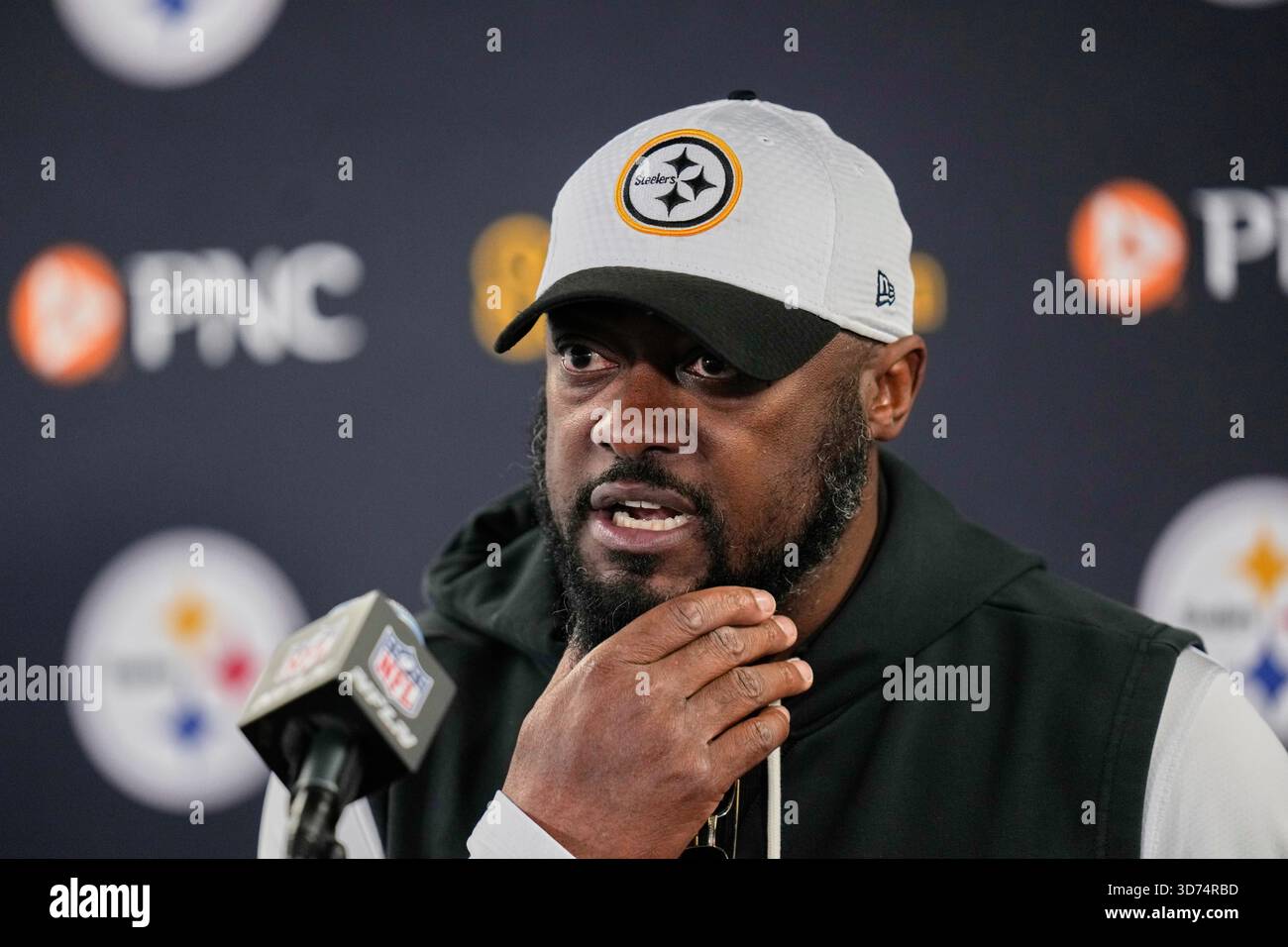 Pittsburgh Steelers head coach Mike Tomlin meets with reporters ...