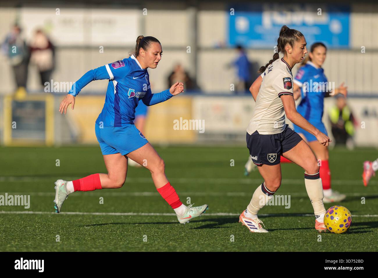 Ella Rutherford (10 Portsmouth FC) chases Amber Tysiak (5 West Ham ...