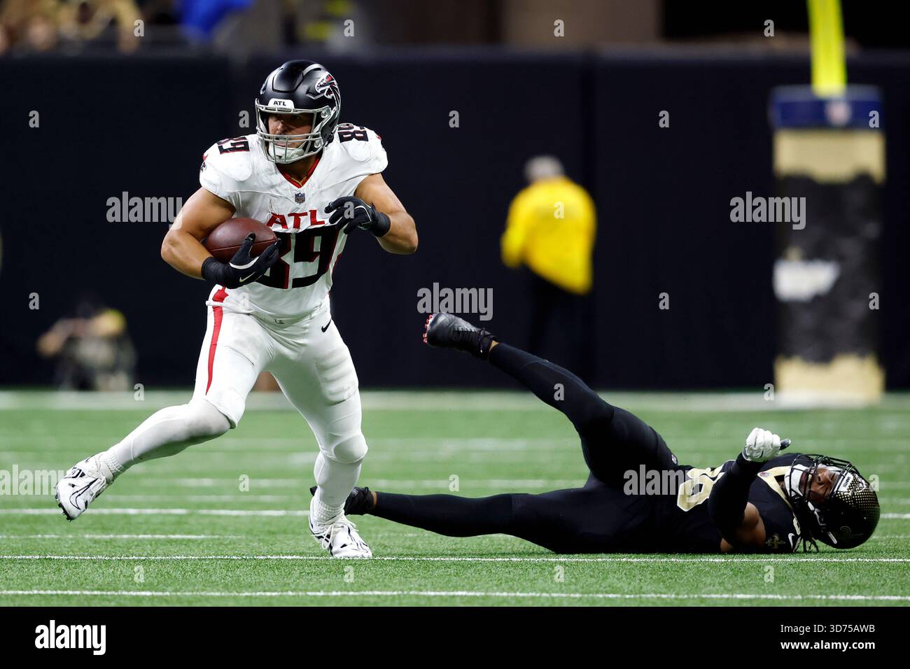 Atlanta Falcons tight end Charlie Woerner (89) runs the ball past New ...
