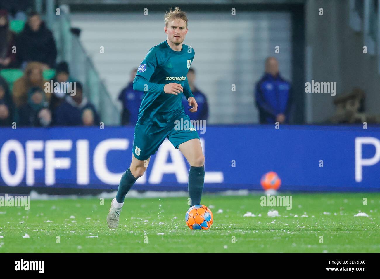 Groningen - Simon Graves of PEC Zwolle runs with the ball during the ...