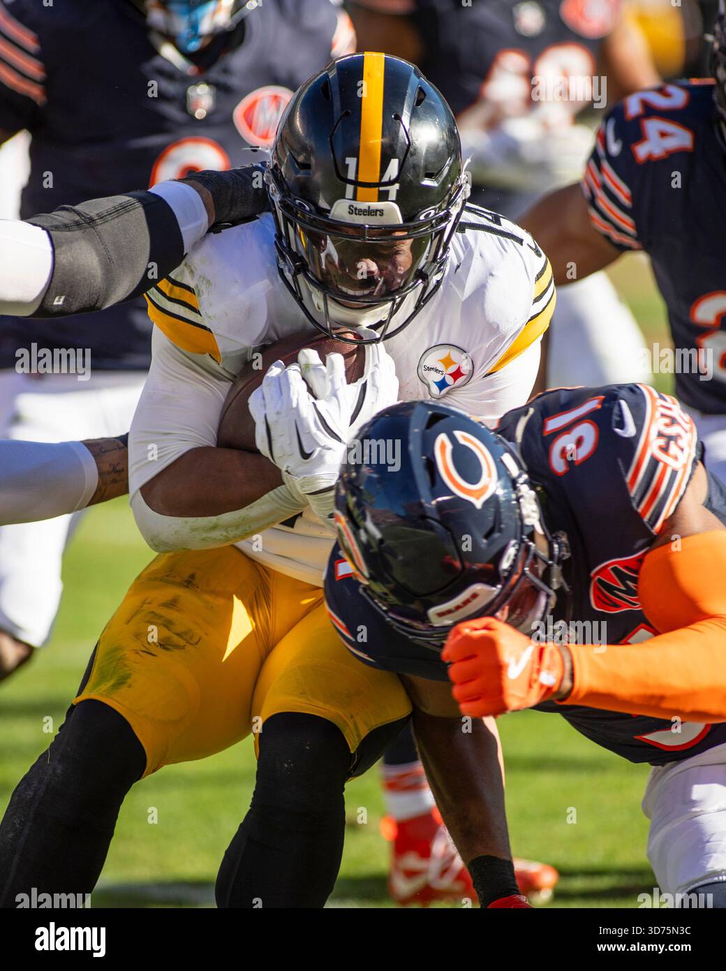 November 23, 2025: Chicago Bears Kevin Byard III (31) tackles ...