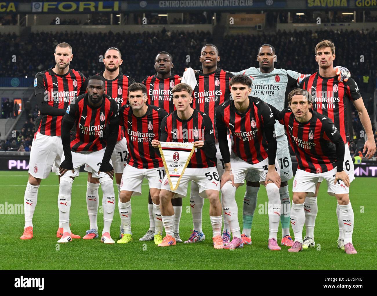 (251124) -- MILAN, Nov. 24, 2025 (Xinhua) -- Starting players of AC ...