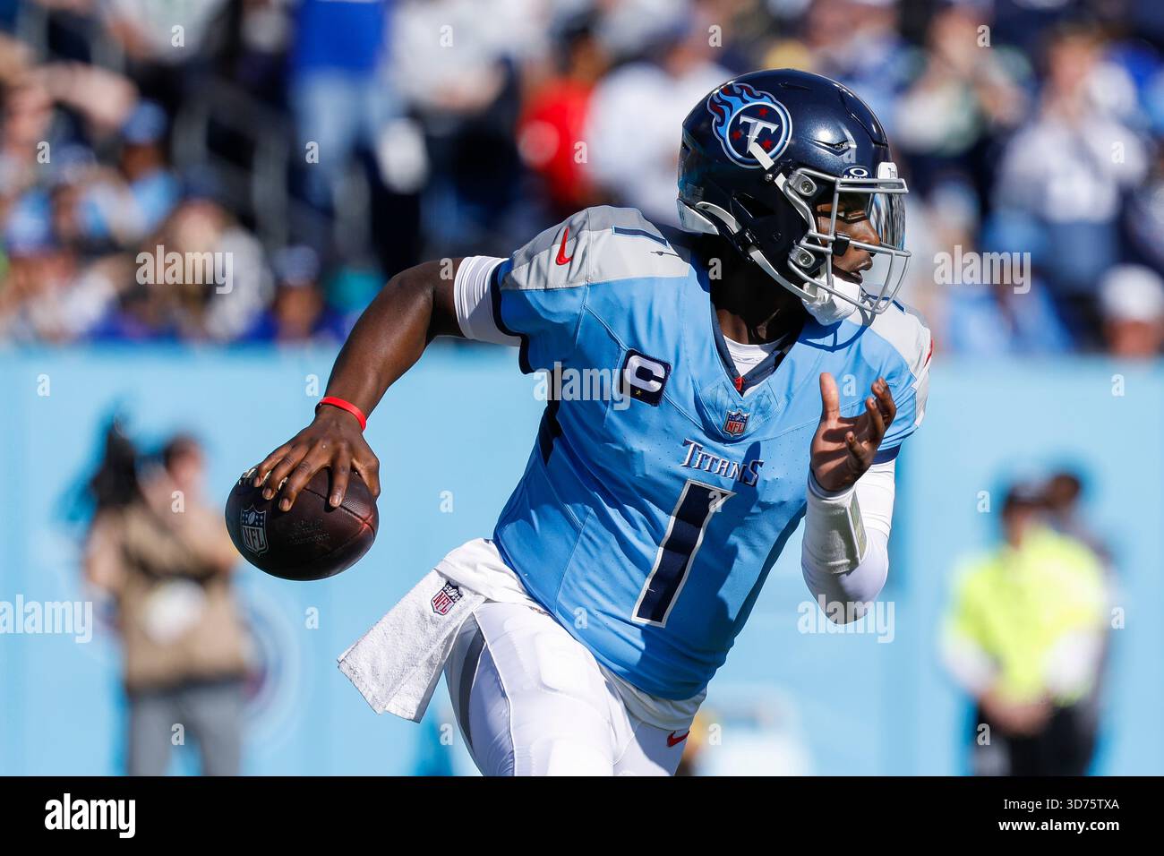 Tennessee Titans quarterback Cam Ward (1) looks to throw a pass during ...