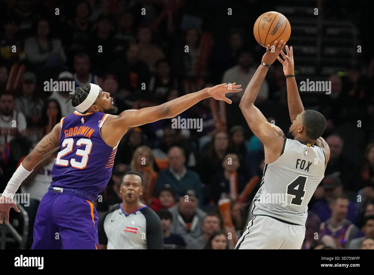 San Antonio Spurs guard De'Aaron Fox (4) shoots against Phoenix Suns ...